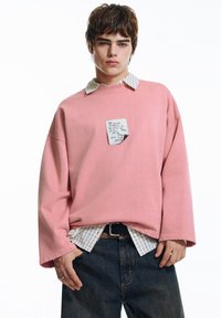 PULL&BEAR CREW NECK WITH LABEL - Collegepaita - pink/pinkki - Zalando.fi