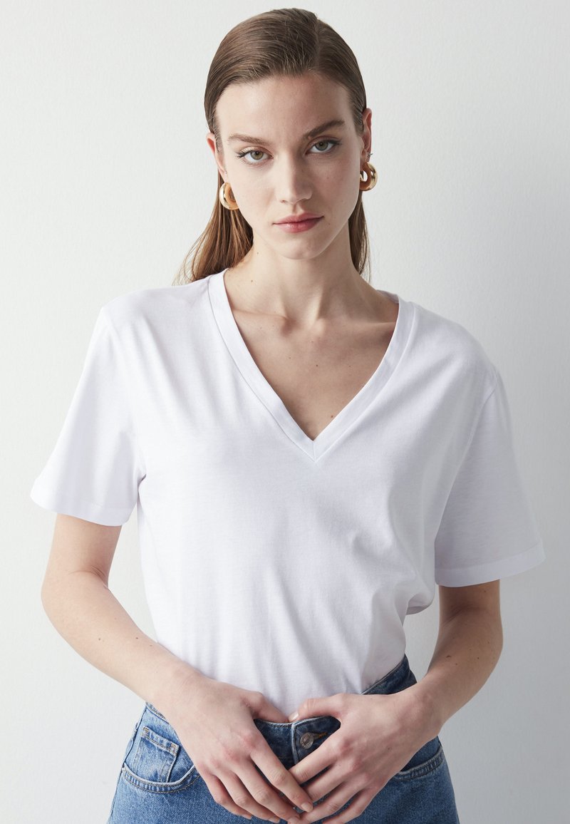 Ipekyol REGULAR FIT V-NECK BASIC - T-Shirt basic - white/weiß - Zalando.at