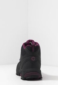 HI-TEC RAVEN MID WP - Trekingové boty - black/grape wine/černá - Zalando.cz