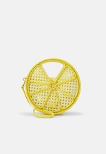 kate spade new york LEMON DROP RAFFIA LEMON SLICE TOP HANDLE - Borsa a ...