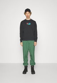 Nike Sportswear CLUB CREW PATCH - Sudadera - black/negro - Zalando.es