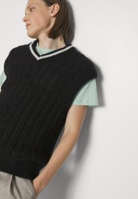 Filippa K BRAIDED VEST - Strickpullover - black/schwarz - Zalando.ch