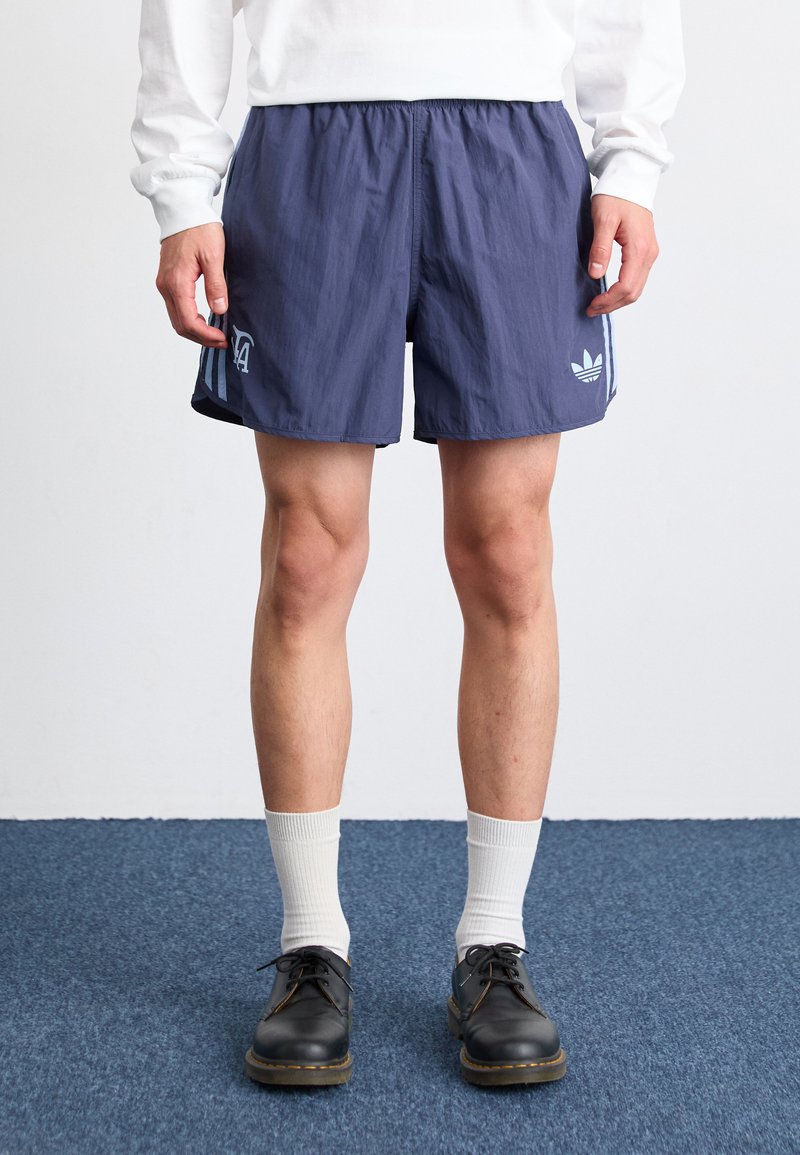 adidas Originals ARGENTINA ANNIVERSARY DOWNTIME - Shorts - shadow navy ...