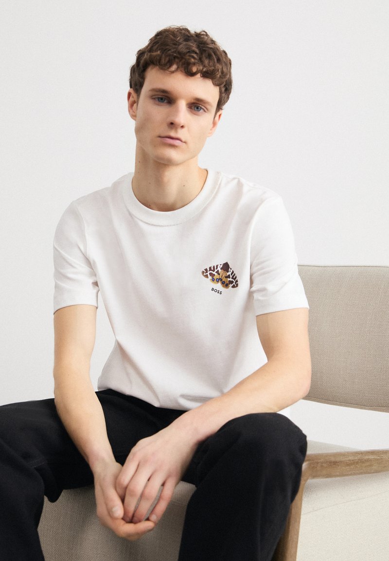 BOSS Print T-shirt - white - Zalando.co.uk