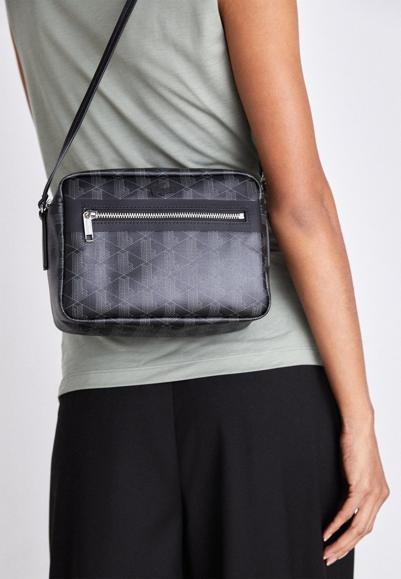 Lacoste REPORTER BAG - Schoudertas - monogram noir gris/zwart - Zalando.nl