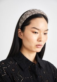 COACH SIGNATURE HEADBAND - Hair styling accessory - oak/brown - Zalando ...