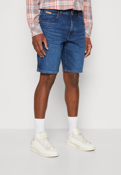 Wrangler COLTON - Jeans Shorts - desert daze/blue denim - Zalando.ch