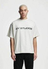 2Y Studios LOGO - T-Shirt print - off white/offwhite - Zalando.at