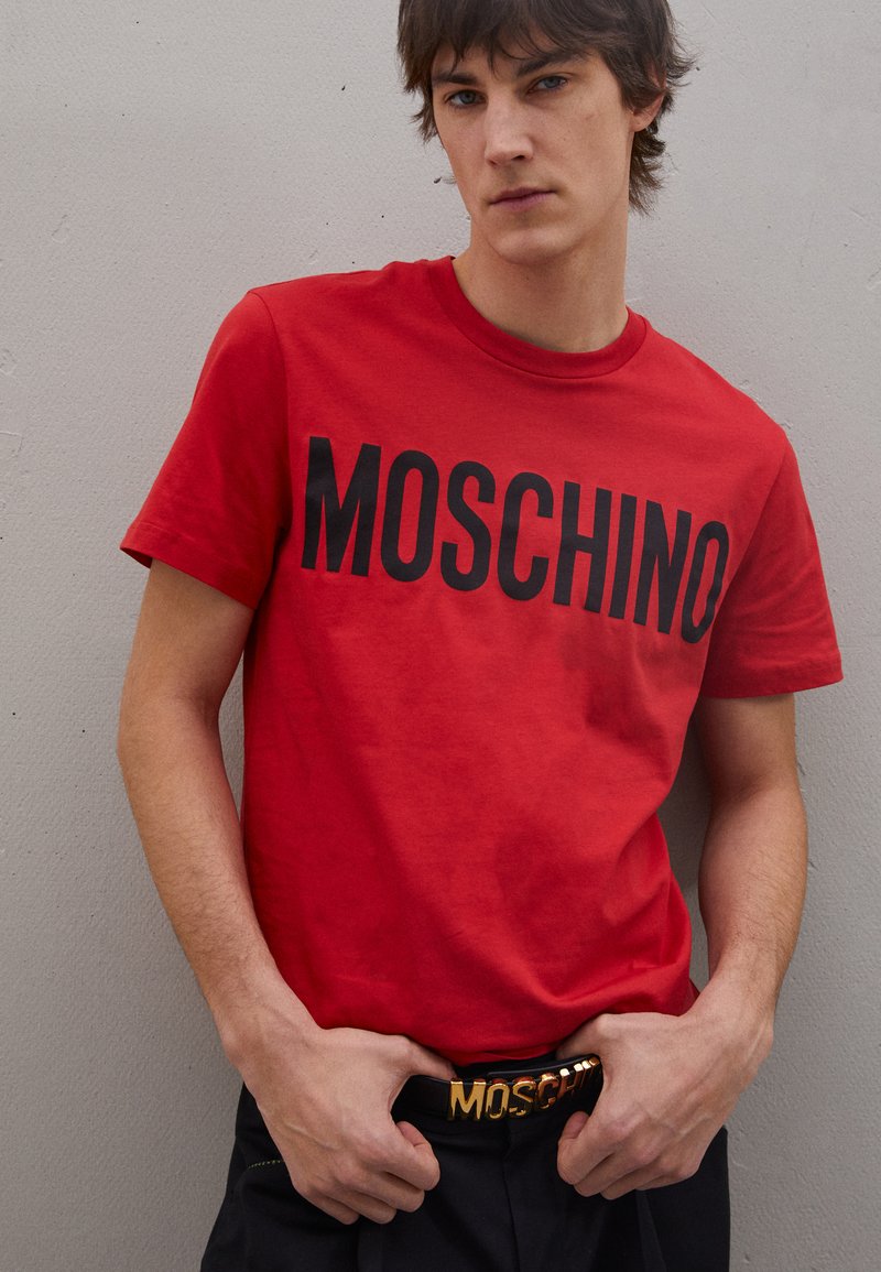 MOSCHINO T-shirt med print - fantasy red/röd - Zalando.se