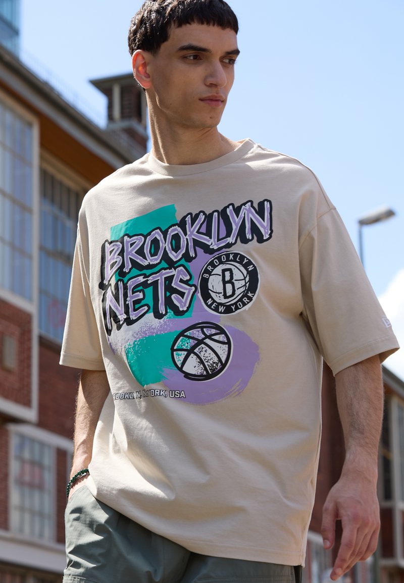 New Era NBA BROOKLYN NETS RETRO GRAPHIC OVERSIZE TEE - Fanartikel ...
