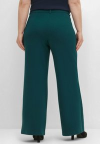 Sheego SHEEGO HOSE - Stoffhose - tiefgrün/dunkelgrün - Zalando.de