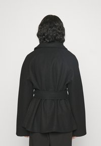 Gina Tricot Petite BELTED SHORT COAT - Kort kappa / rock - black/svart ...