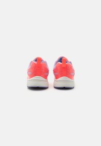 Nike Sportswear V5 RNR LACE UNISEX - Sneakers laag - hot punch ...