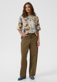 Culture SMARTA ALIENA BARREL PANTS - Džinsi ar platām starām - cub ...