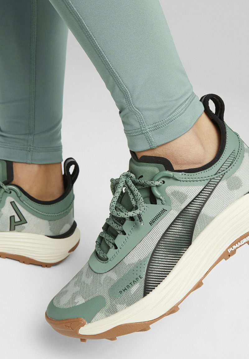 Puma VOYAGE NITRO 3 - Laufschuh Trail - eucalyptusalpine snowblack/grün ...