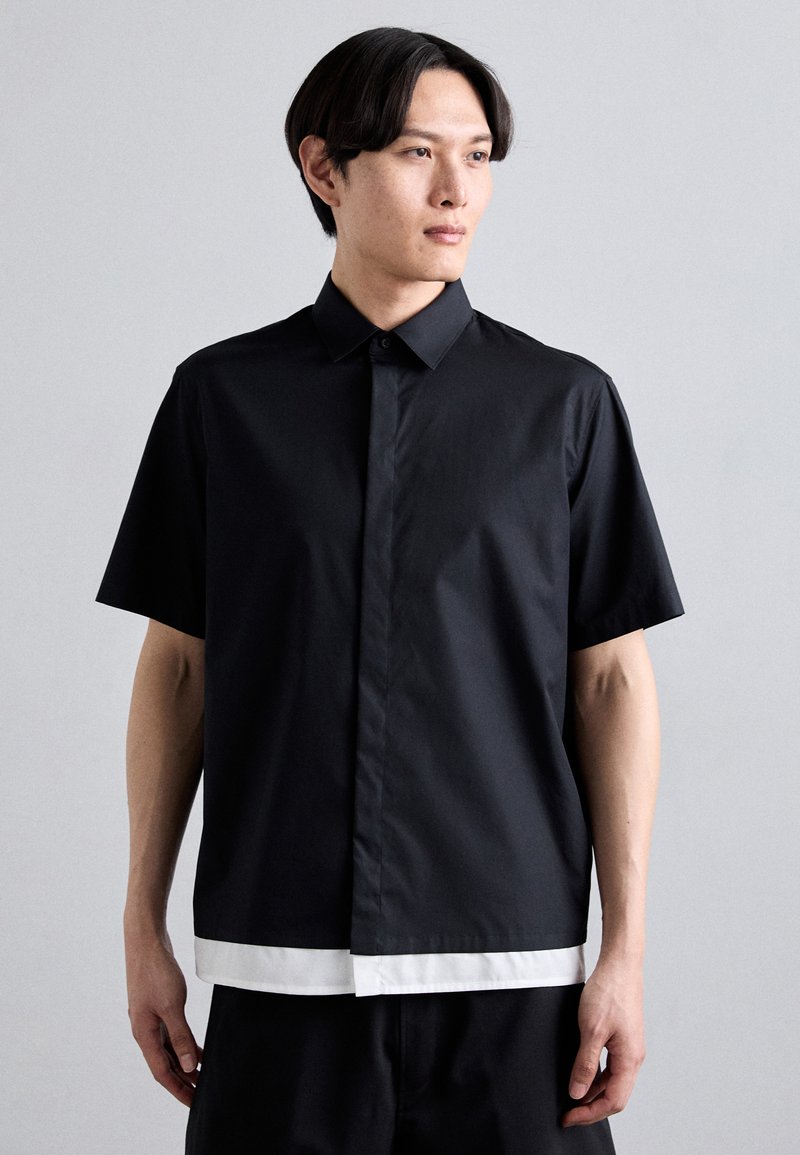 Neil Barrett LOOSE DOUBLE LAYER SHORT SLEEVE - Camicia - black/white ...