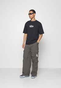 Night Addict Cargobyxor - khaki - Zalando.se