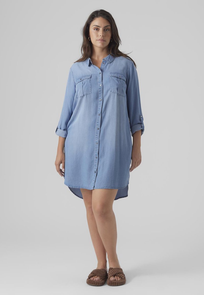Vero Moda Curve VMSILA SHORT DRESS - Robe en jean - light blue denim ...