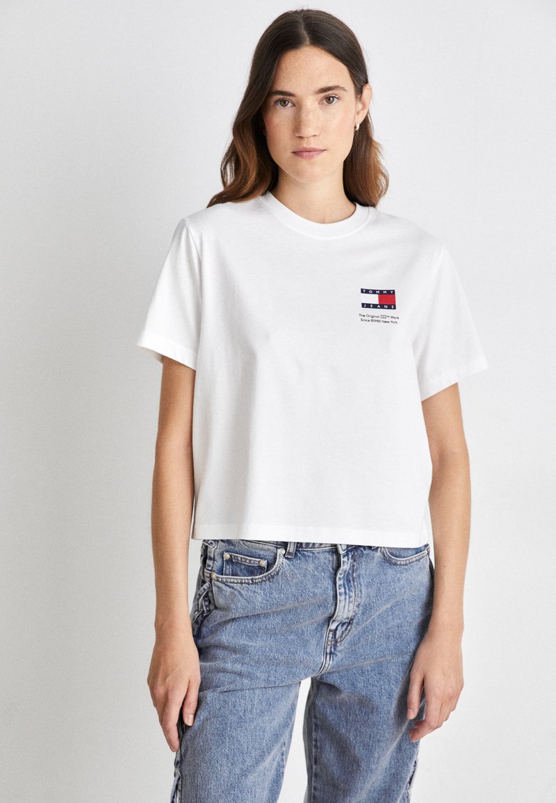 Tommy Jeans GRAPHIC FLAG TEE - T-shirts print - white/hvid - Zalando.dk