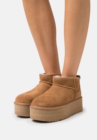 UGG CLASSIC ULTRA MINI PLATFORM - Platform ankle boots - chestnut ...