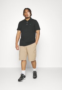 Cars Jeans CORBY PLUS - Shorts - khaki/oliv - Zalando.ch