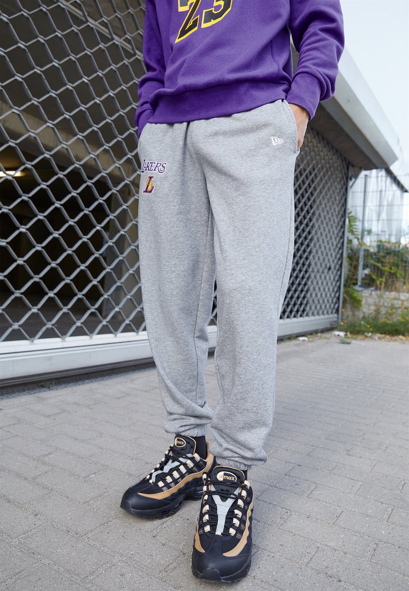 New Era NBA ESSENTIALS JOGGER LOS ANGELES LAKERS - Trainingsbroek - los ...