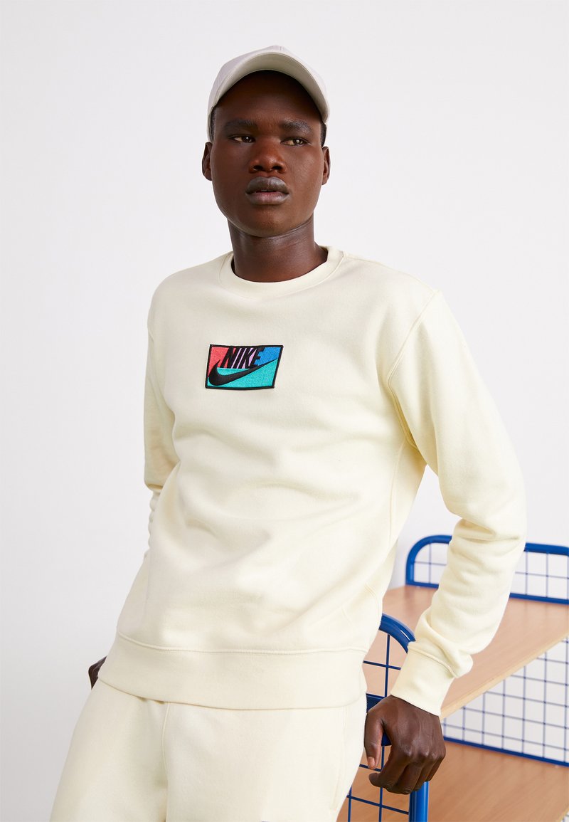 Nike Sportswear CLUB CREW PATCH - Sweatshirt - coconut milk/offwhite ...