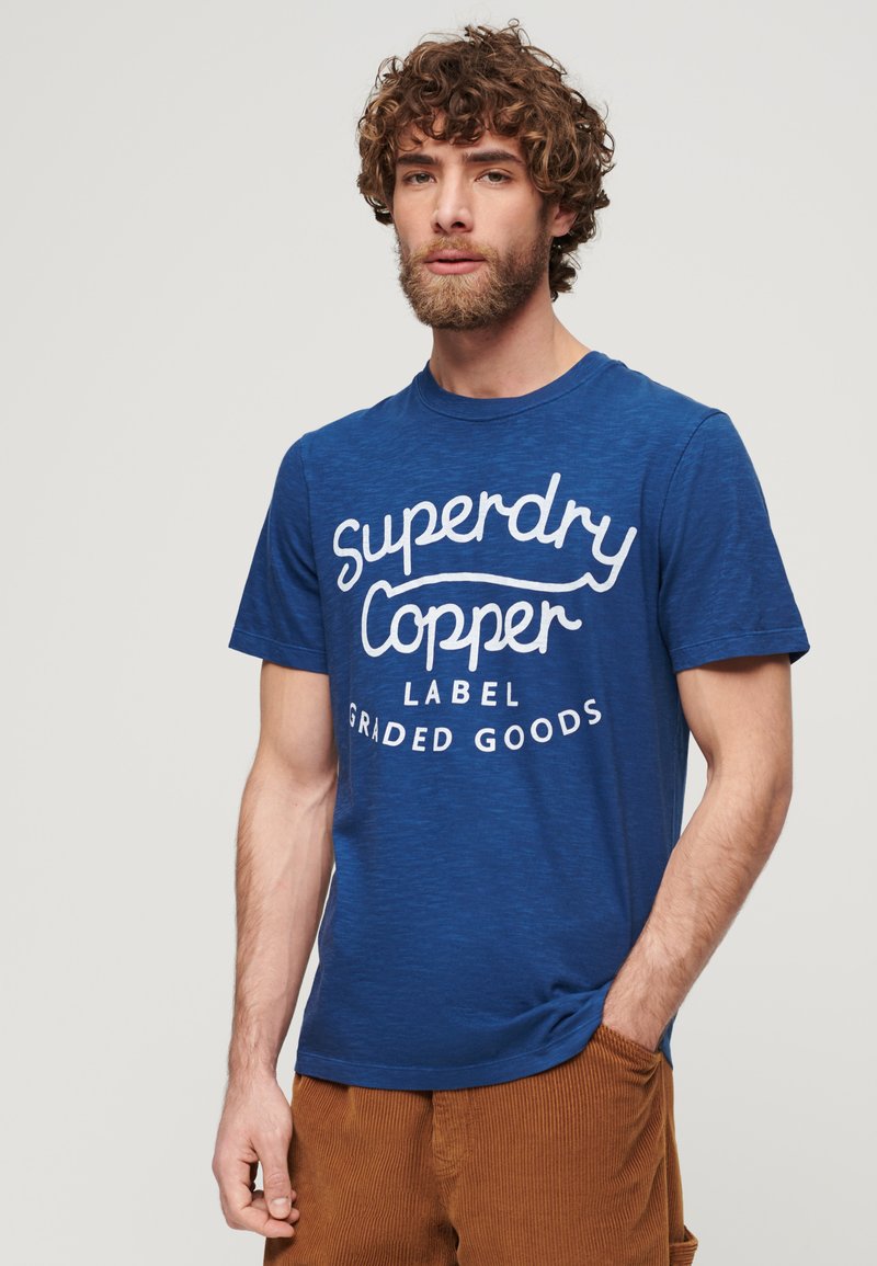 Superdry LABEL SCRIPT - T-Shirt print - pilot mid blue slub/blau ...