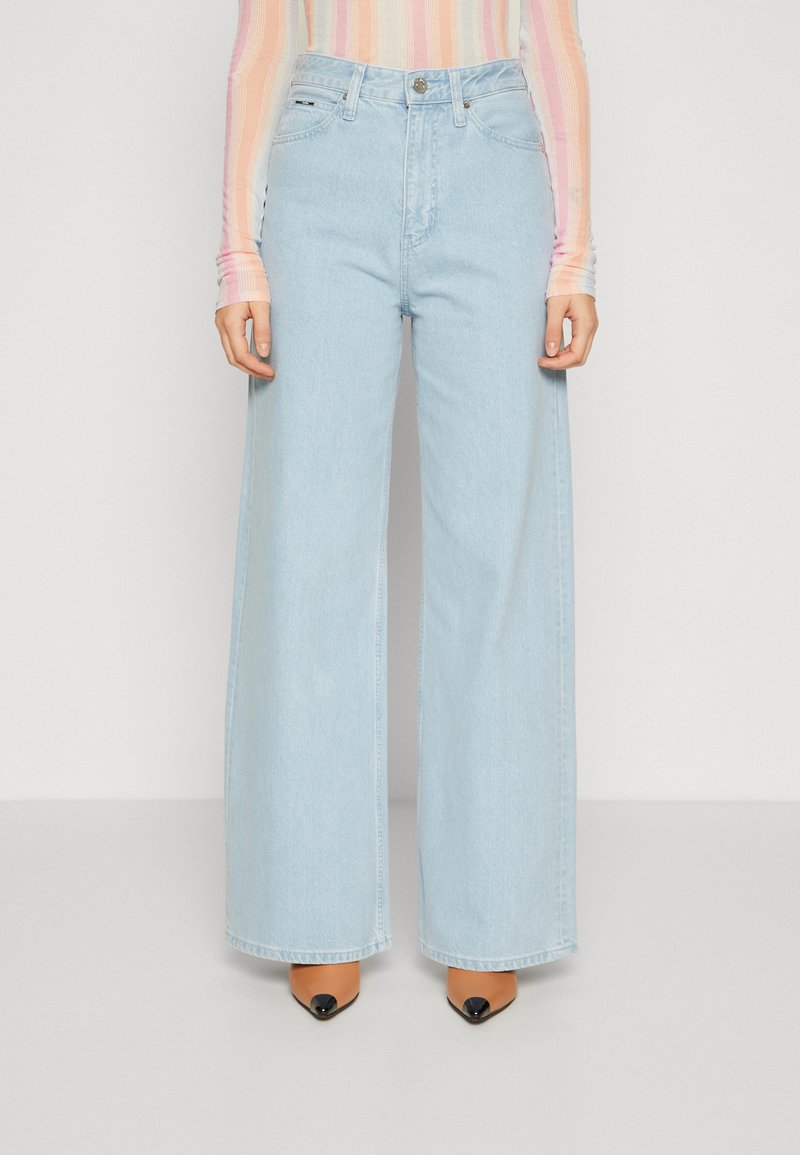 Calvin Klein HIGH RISE WIDE - Jeans Relaxed Fit - light blue/light-blue ...