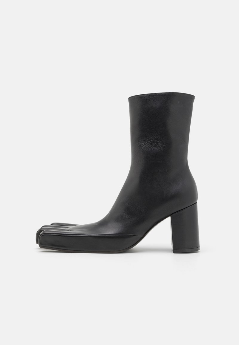 AVAVAV FINGER BOOT - Classic ankle boots - black - Zalando.co.uk