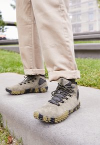 Merrell WRAPT MID WP - Trail hardloopschoenen - olive/kaki - Zalando.nl