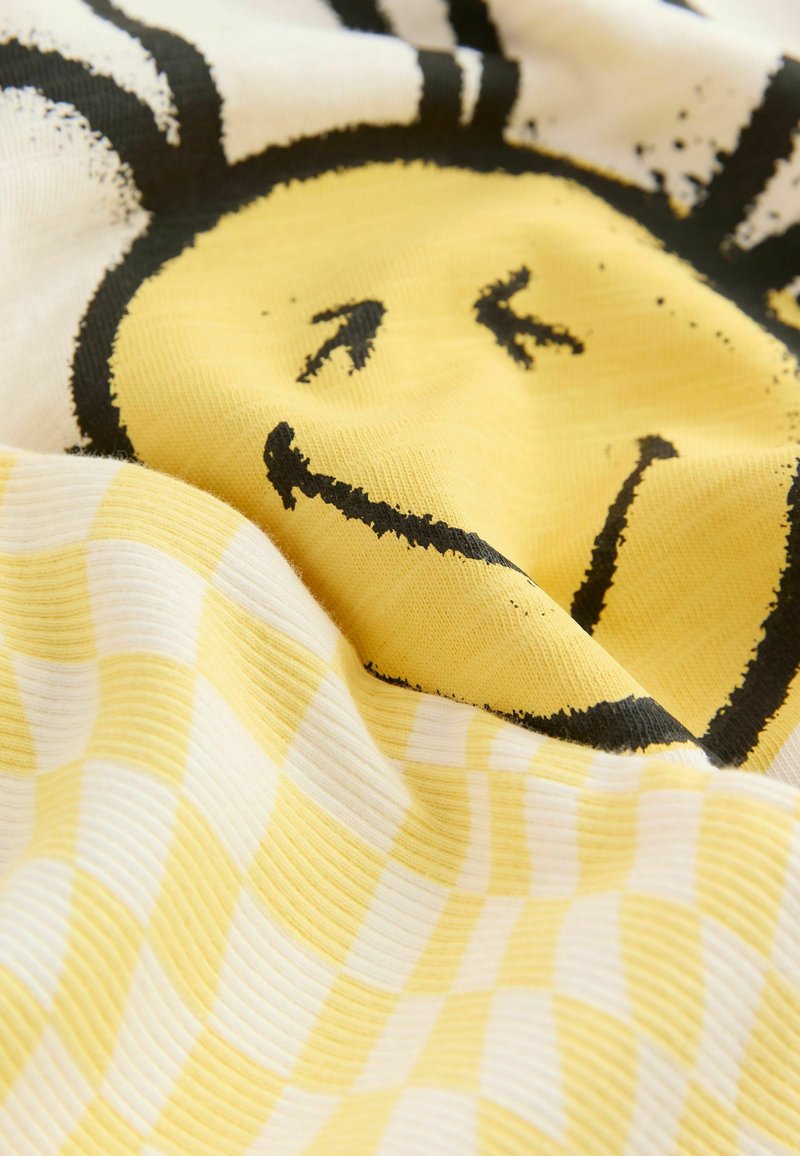 Next REGULAR FIT - SMILEY WORLD SHORT SLEEVE AND SET - Bukser - ecru ...