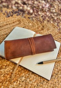 Gusti Leder FELIX - Pennfodral - braun/brun - Zalando.se