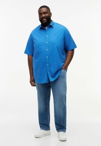 Tommy Hilfiger PLUS TH FLEX REGULAR SHORT SLEEVE - Shirt - blue orbit ...