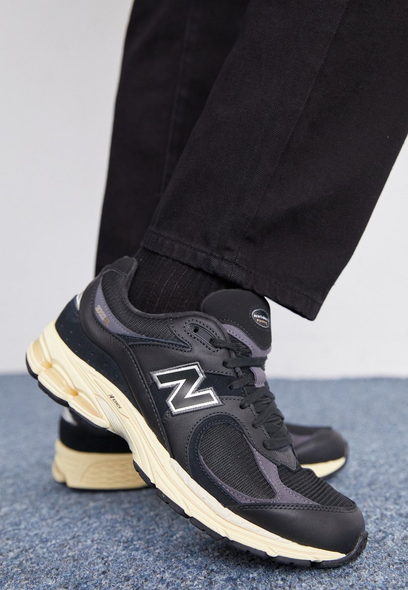 New Balance M2002 UNISEX - Sneakers basse - black/nero - Zalando.it