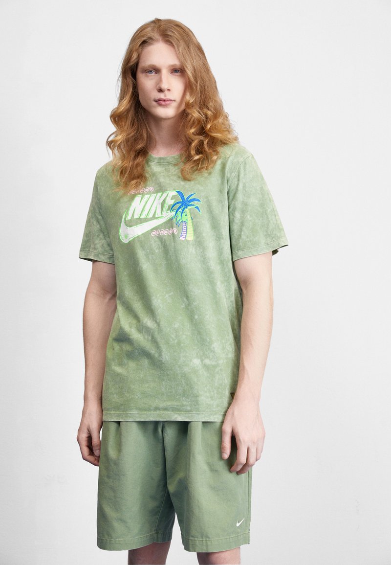 Nike Sportswear TEE BEACH PARTY - Print T-shirt - oil green/olive ...