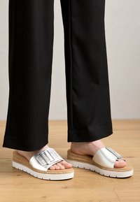 Gabor Comfort Tofflor & inneskor - silver coloured/silverfärgad ...