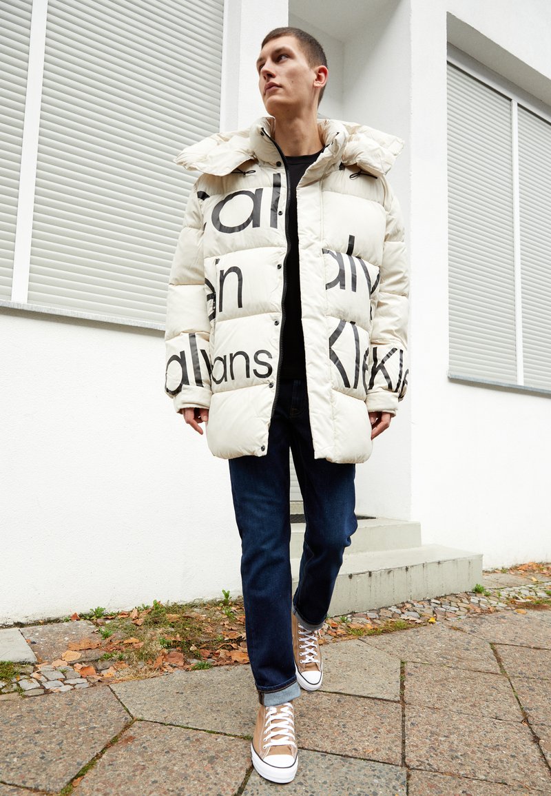 Calvin Klein Jeans Bold Disrupted Logo Puffer Talvemantel Eggshell