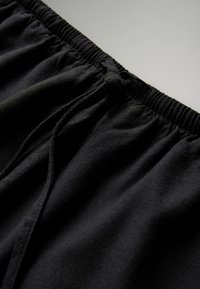 THE SET REGULAR FIT - SHORTS WITH LINEN . - Shorts - black neutral/sort ...