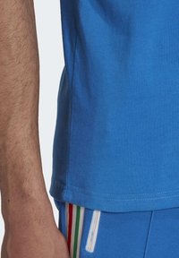 adidas Originals NATIONS - T-shirt imprimé - bright royal bright royal ...
