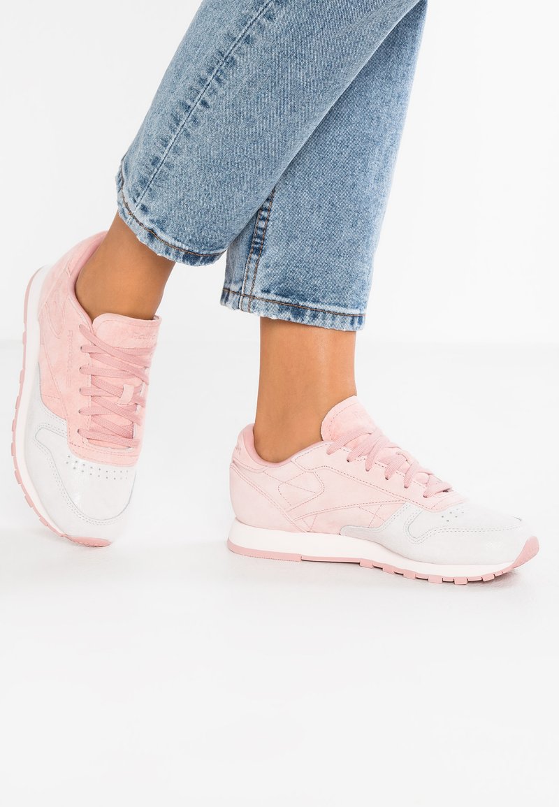 Reebok Classic CL LEATHER NBK - Trainers - pale pink/chalk pink/light ...