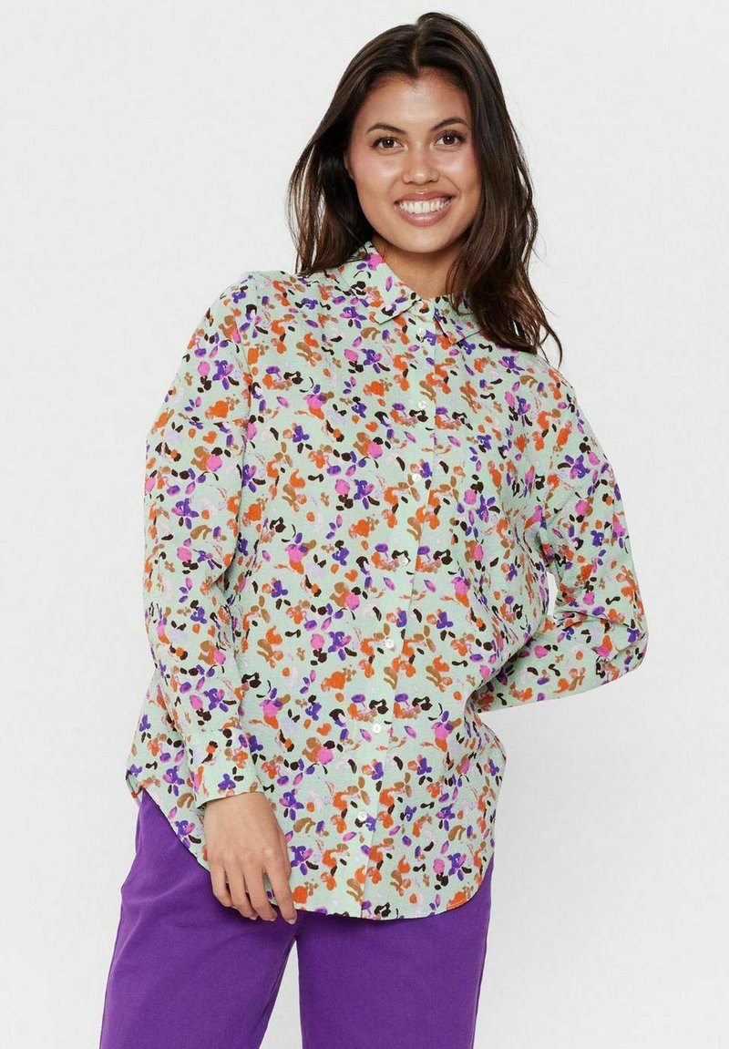 Nümph NURUBINA - Overhemdblouse - grayed jade/meerkleurig - Zalando.be