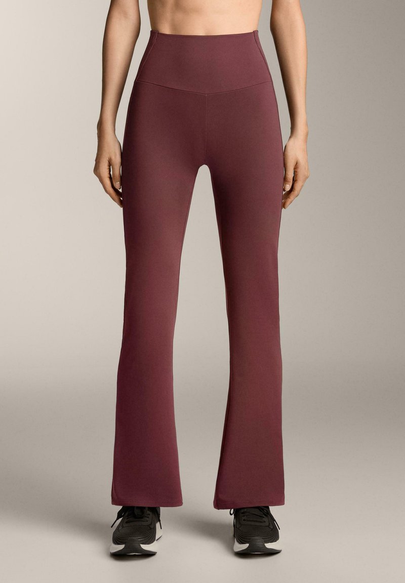 OYSHO HIGH-RISE COMFORTLUX FLARE 31925332 - Nadrágok - bordeaux/bordó ...