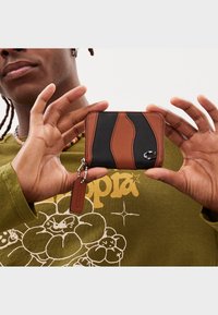 Coach COACHTOPIA - WAVY ZIP AROUND WALLET UNISEX - Geldbörse - black ...