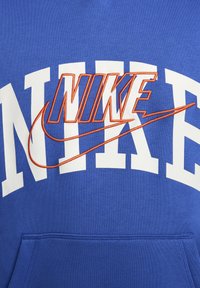 Nike Sportswear CLUB ARCH - Sweat à capuche - game royal safety orange ...