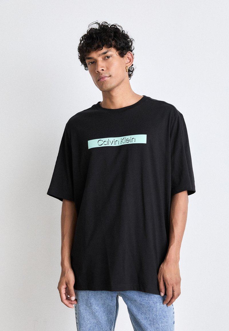 Calvin Klein CUT OUT SHADOW LOGO - Camiseta estampada - black/negro ...