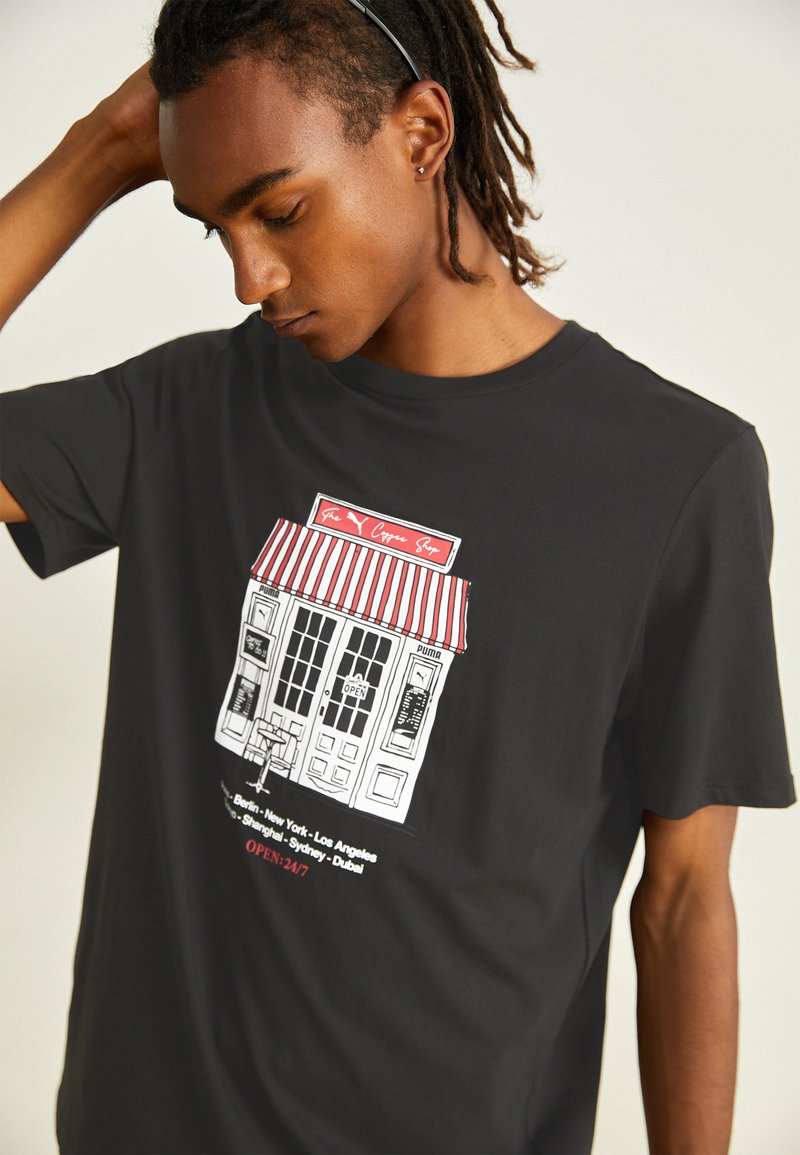 Puma GRAPHICS CAFÉ TEE - Camiseta estampada - black/negro - Zalando.es