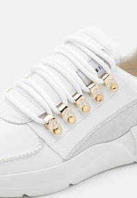 Nubikk ROQUE ROMAN - Tenisky - white/gold/biela - Zalando.sk