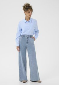 Cream VISTI - Pernera ancha - cleveland light blue denim/denim azul ...