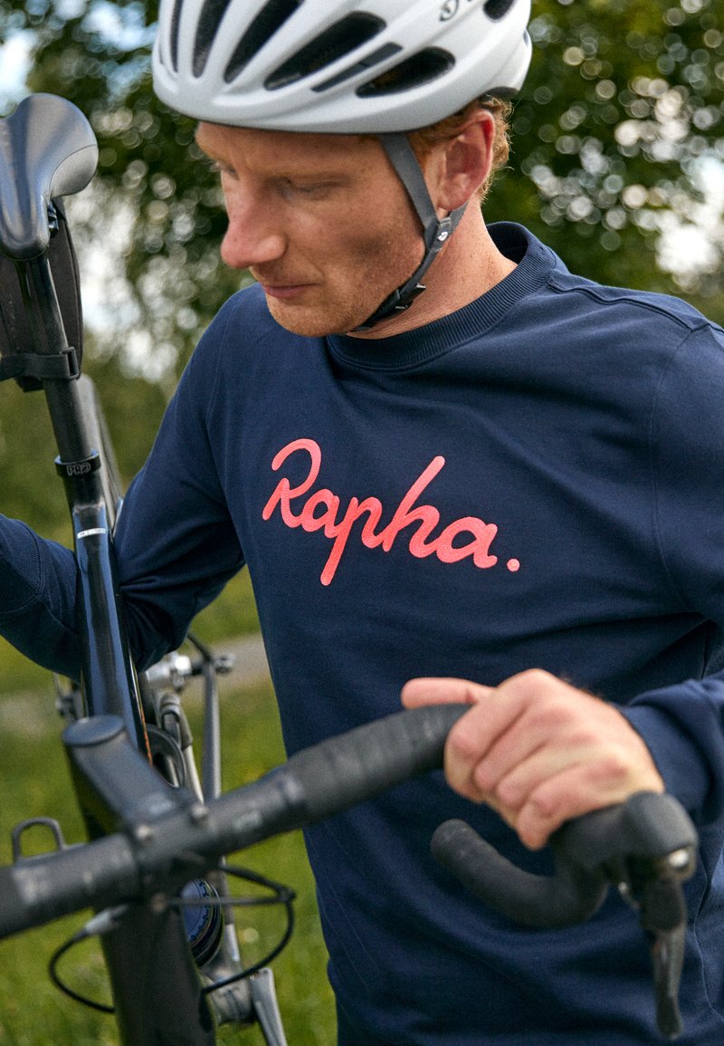 Rapha MENS LOGO - Sudadera - black iris/high vis pink/azul marino ...